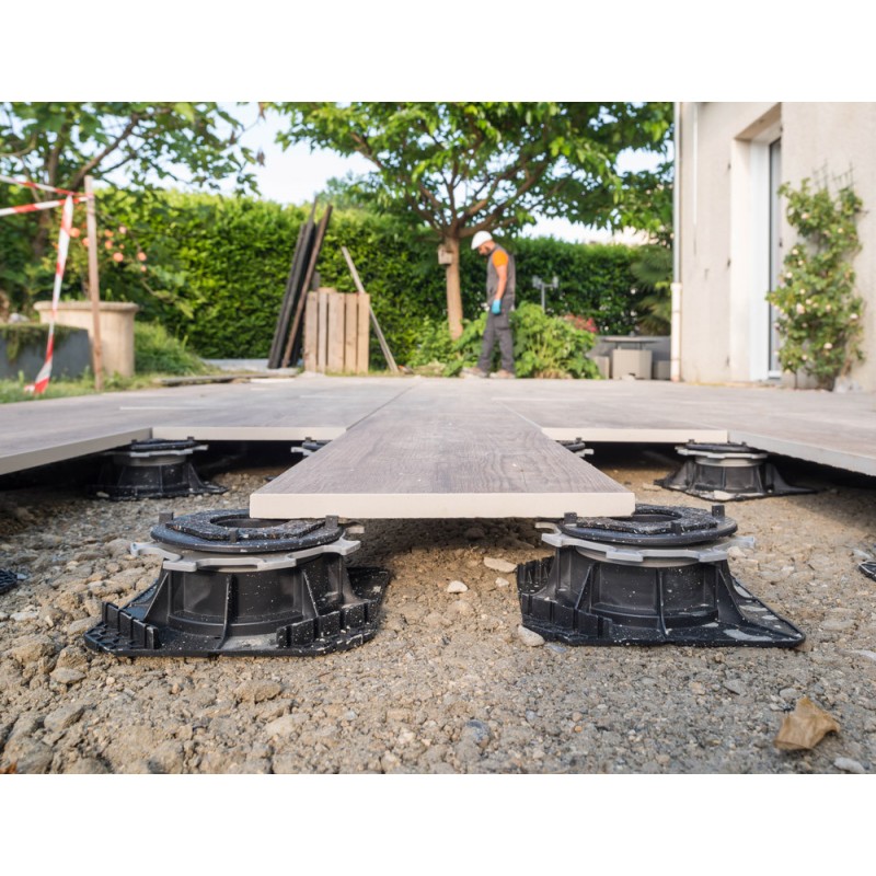 Plot réglable et autonivelant Cléman pour terrasse en carrelage ou dalle